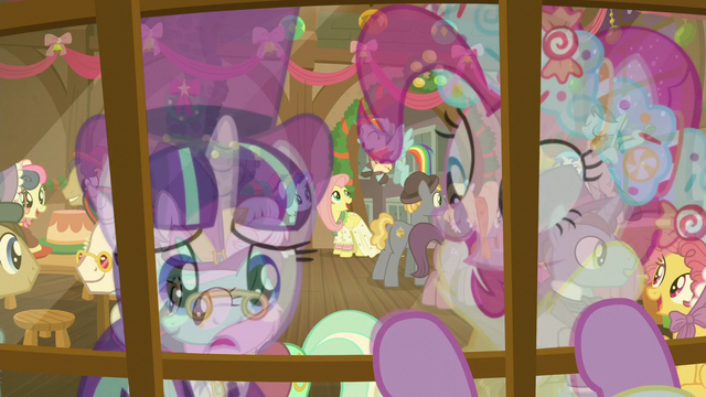文件:Snowfall Frost looking in Snowdash's window S6E8.png - 小马中文维基 | MLP ...